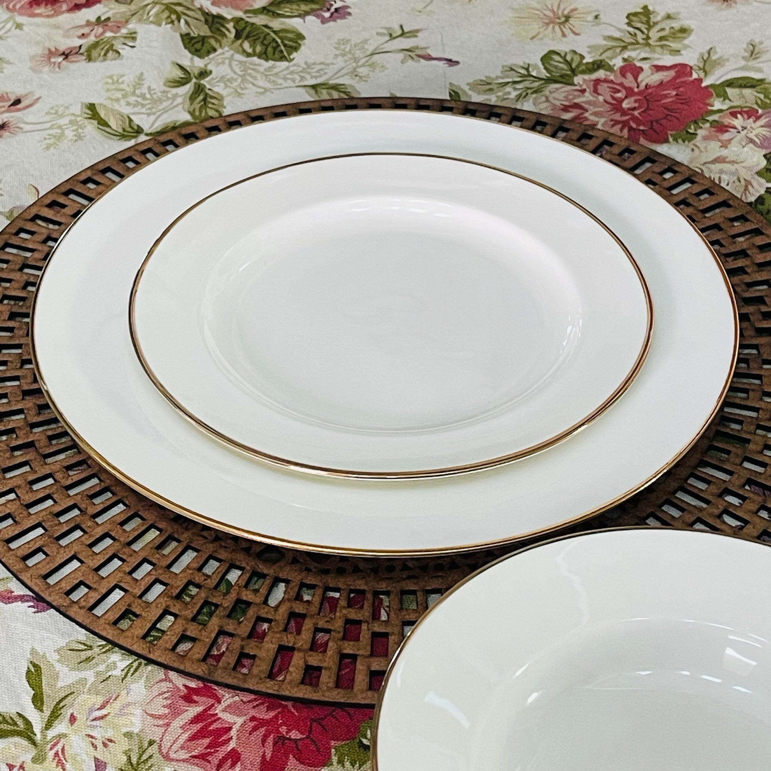 Regal Essence: White and Gold Classic Collection - Dinner Plate (singl